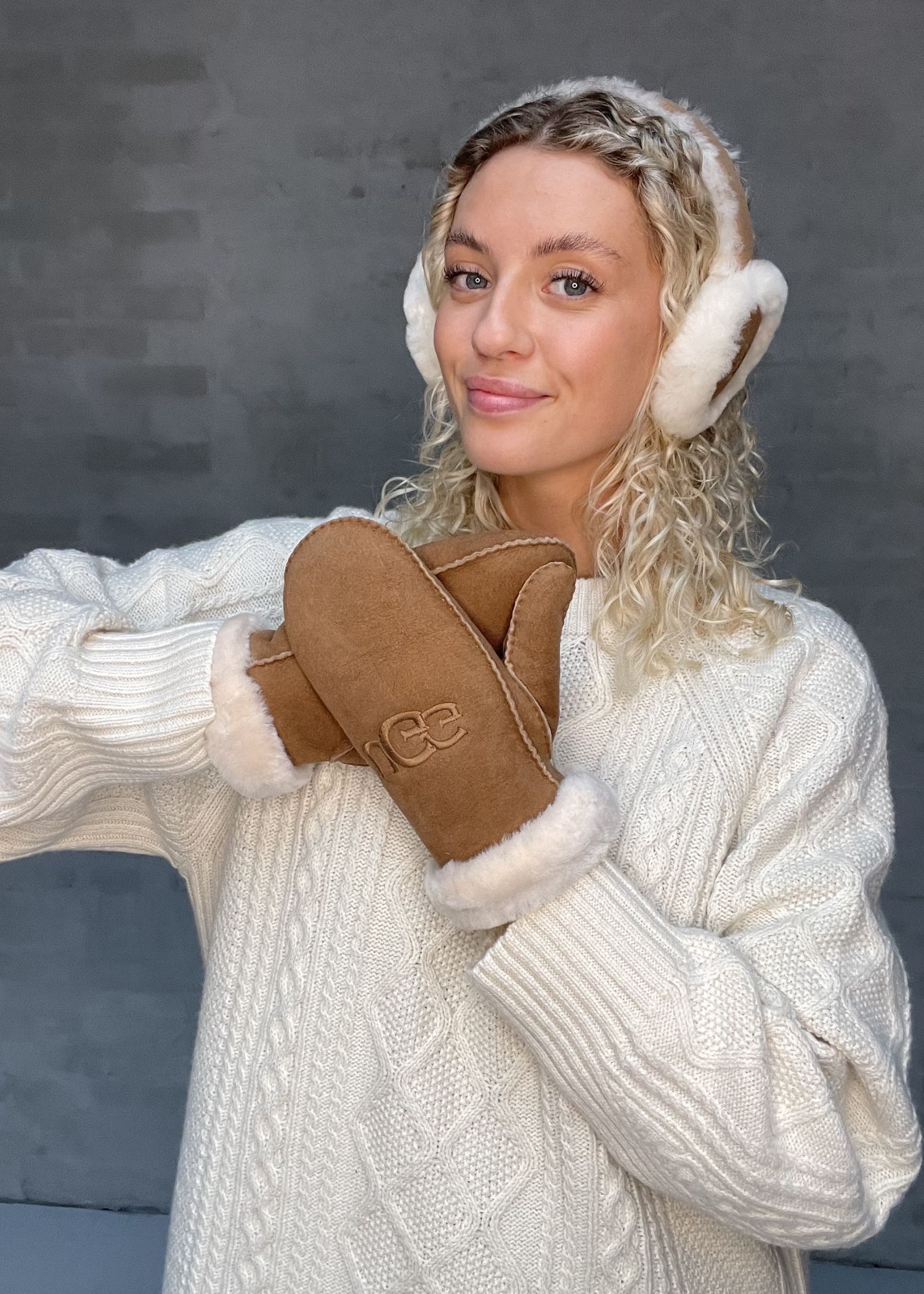 W Shearling UGG Embroider mitten Chestnut / UGG / Anthon.dk
